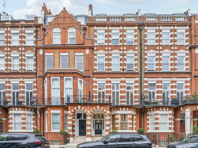 Apartment at Collingham Gardens, Greater London
