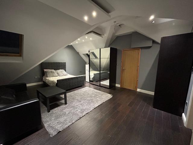 Apartment at Collinwood Gardens, Greater London