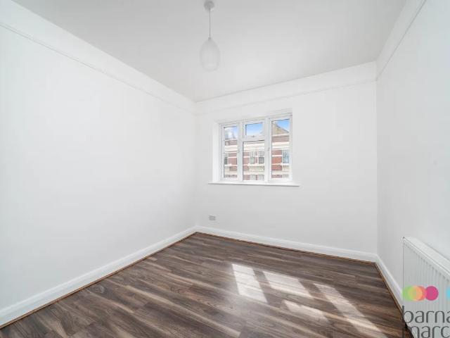 Apartment at Colney Hatch Lane, Greater London