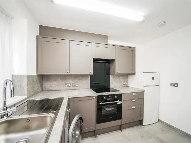 Apartment at Connaught Avenue, Greater London