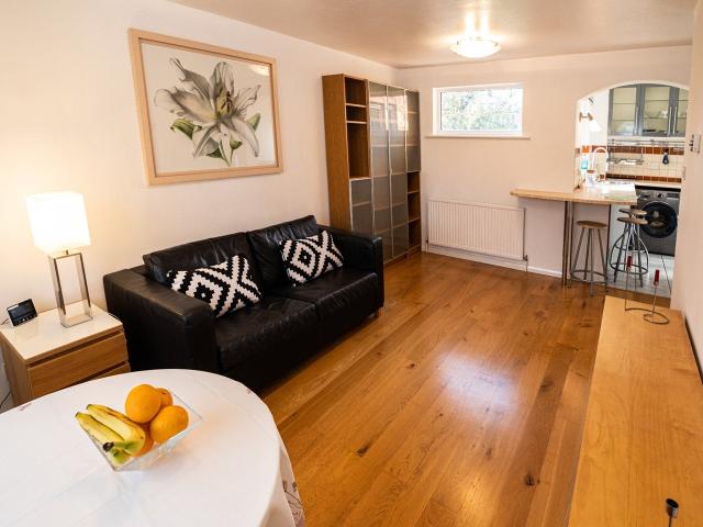 Apartment at Cornmow Drive, Greater London
