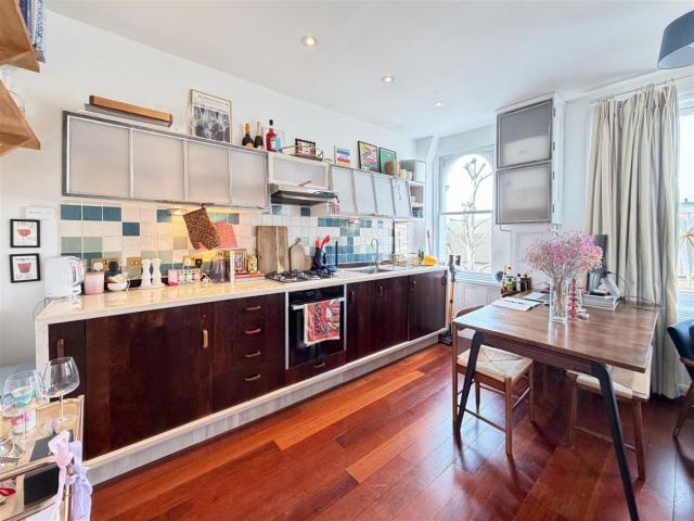 Apartment at Cornwall Crescent, Greater London