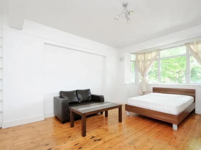 Apartment at Cathnor Road, Greater London