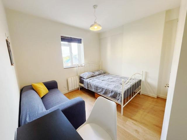 Apartment at Cathnor Road, Greater London