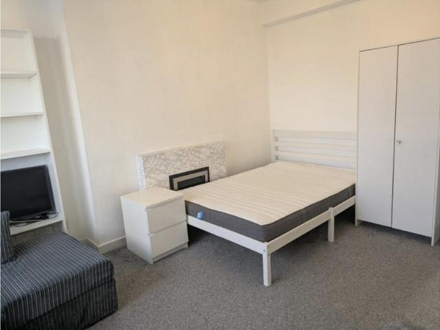Apartment at Cathnor Road, Greater London
