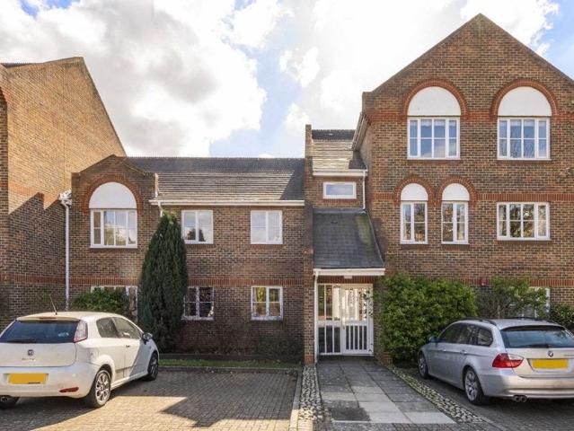 Apartment at Catherine Drive, Greater London