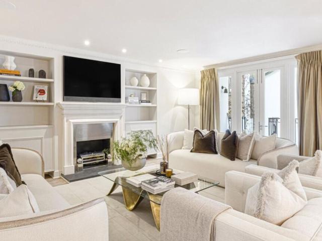 Apartment at Cadogan Place, Greater London