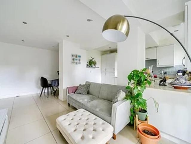 Apartment at Cambridge Avenue, Greater London