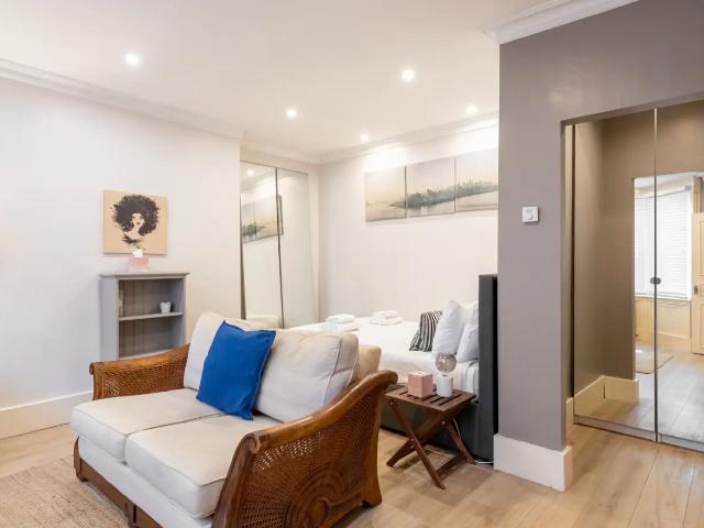 Apartment at Cambridge Gardens, Greater London