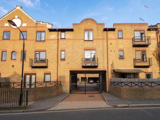 Apartment at Cambridge Grove, Greater London