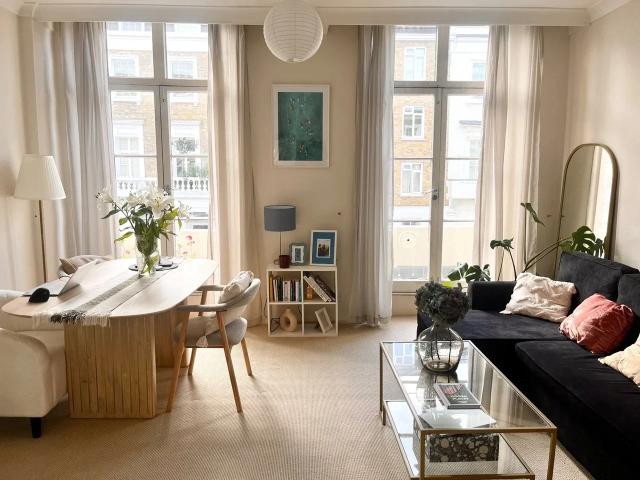 Apartment at Cambridge Street, City of Westminster