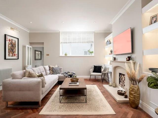 Apartment at Cambridge Street, City of Westminster