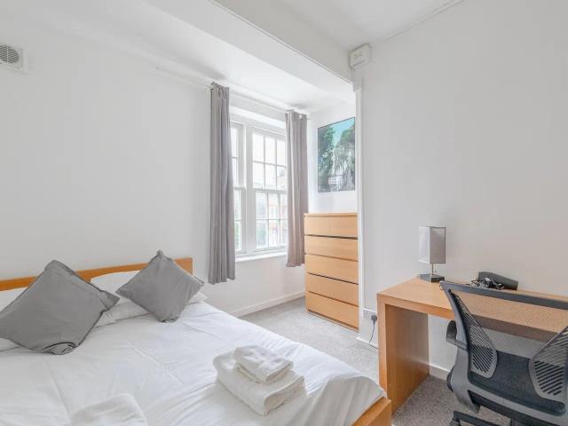 Room at Camden Road, Greater London