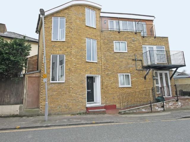 Apartment at Camm Gardens, Greater London