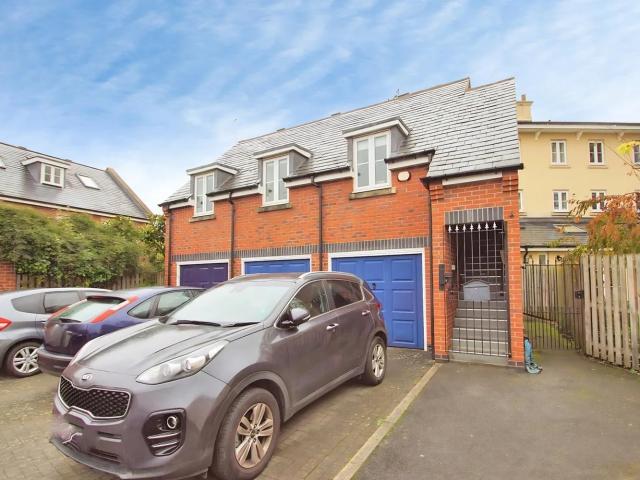 Apartment at Campriano Drive, Warwick