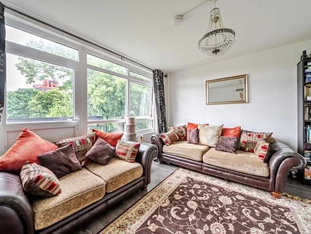 Apartment at Canterbury Crescent, Greater London