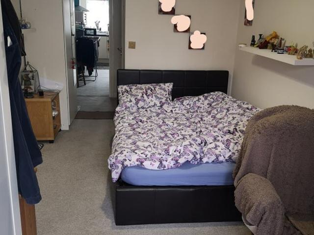 Apartment at Cassiobury Avenue, Greater London