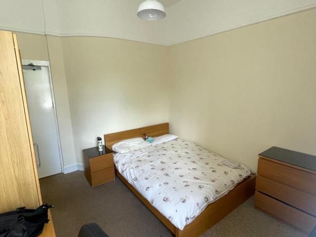 Apartment at Cecil Street, Glasgow