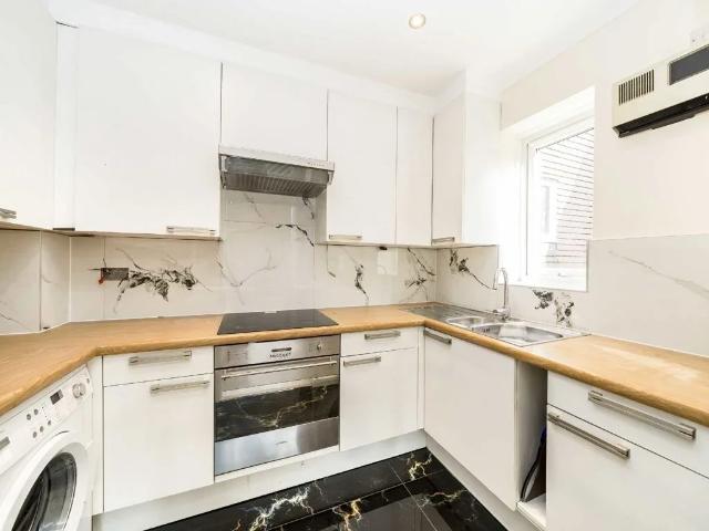 Apartment at Cedar Close, Greater London