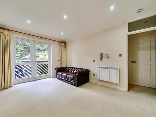 Apartment at Cedar Close, Greater London