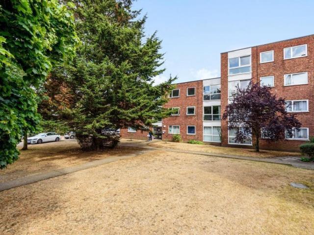 Apartment at Cedar Way, Borough of Spelthorne