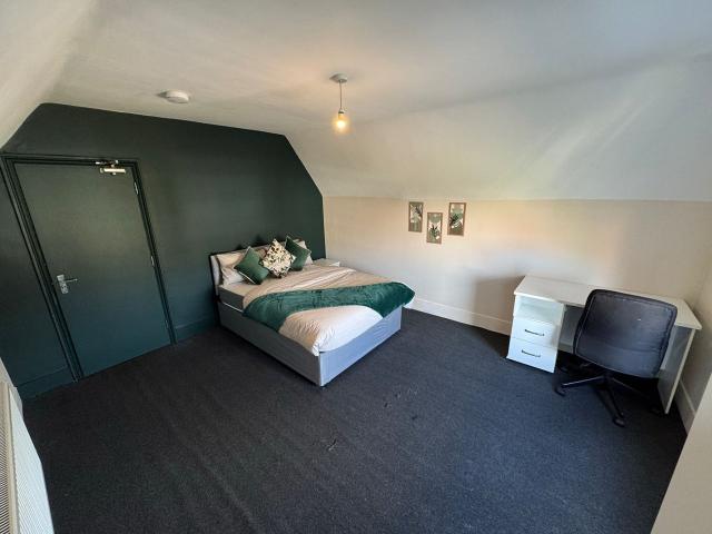 Apartment at Cedars Road, Greater London