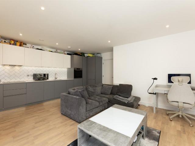 Apartment at Cedrus Avenue, Greater London