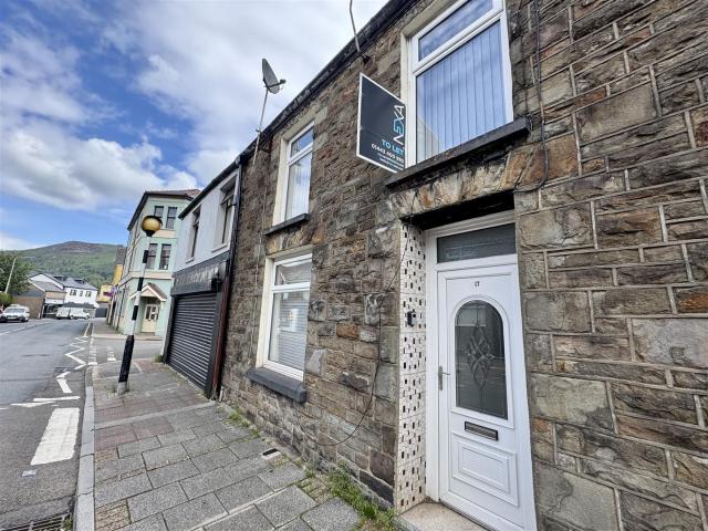 Apartment at Church Road, Ton Pentre
