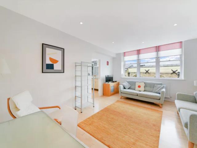 Apartment at Churchyard Path, City of London