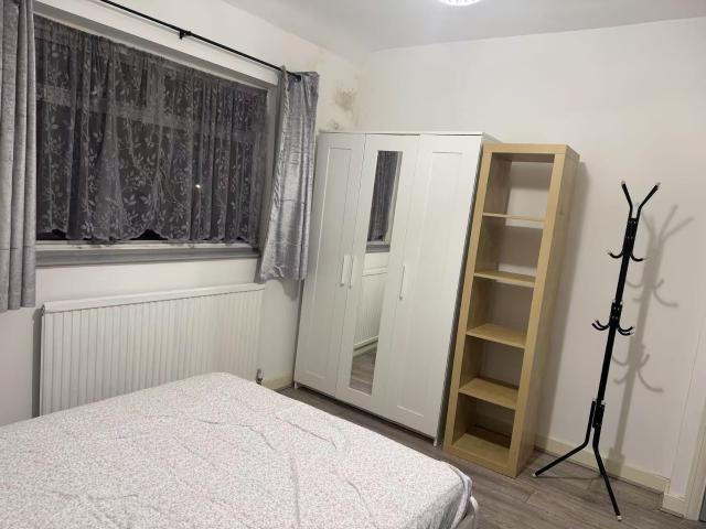 Apartment at Chalfont Avenue, Greater London