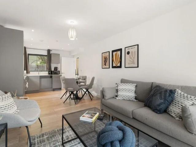 Apartment at Chalk Hill, Watford