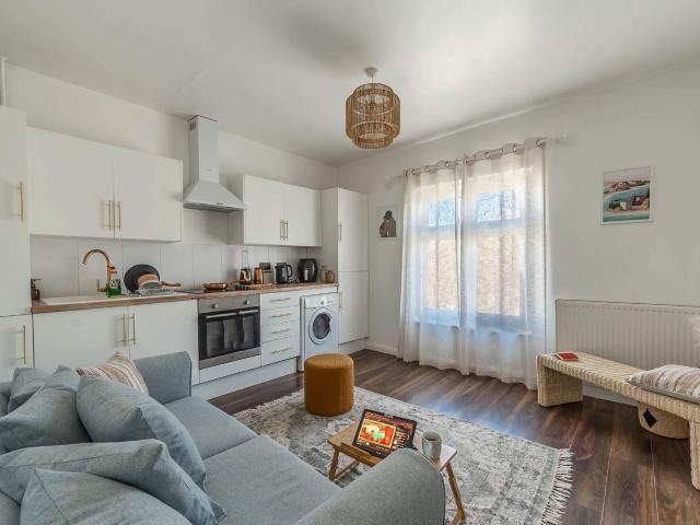 Apartment at Chalk Hill, Watford