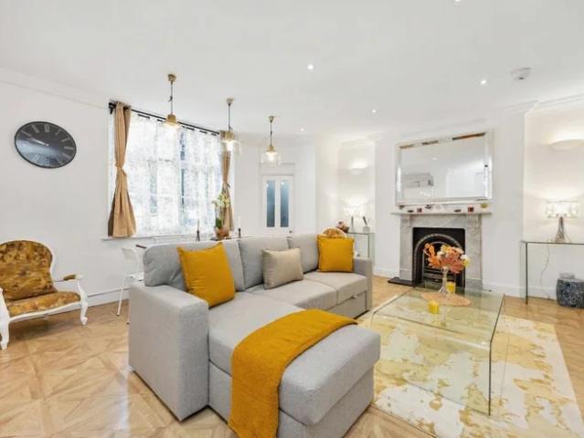 Apartment at Challoner Crescent, Greater London