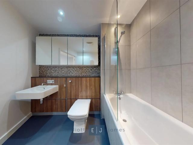 Apartment at Charteris Road, Greater London