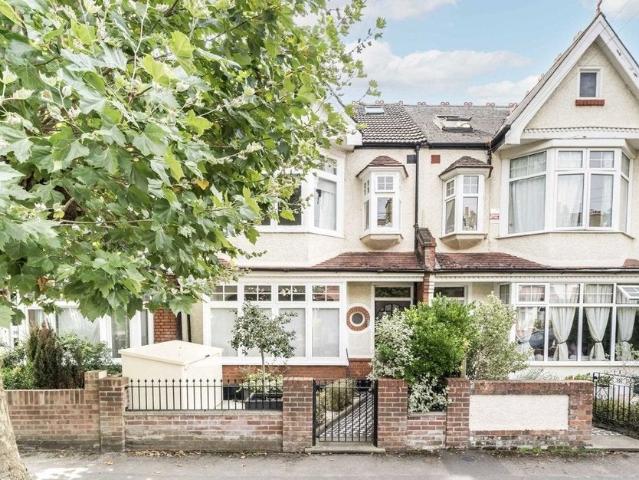 Apartment at Chatsworth Avenue, Greater London