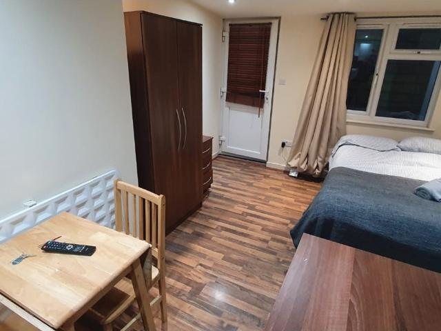 Apartment at Chatsworth Road, Greater London