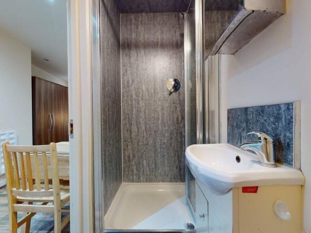 Apartment at Chatsworth Road, Greater London
