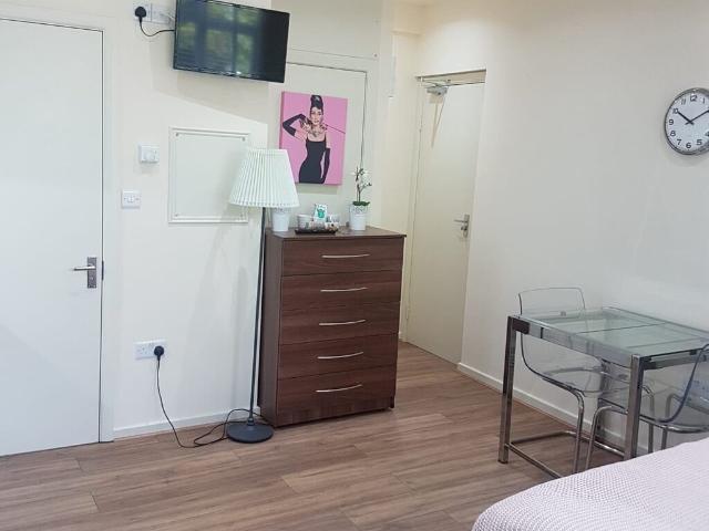 Apartment at Chatsworth Road, Greater London