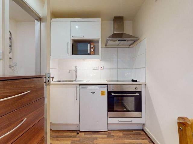 Apartment at Chatsworth Road, Greater London