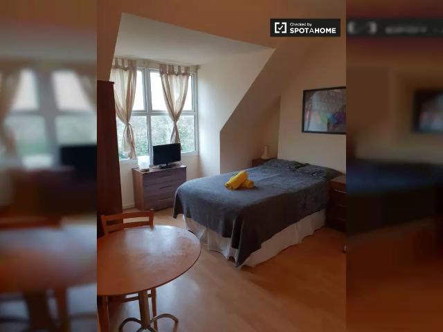 Apartment at Chatsworth Road, Greater London
