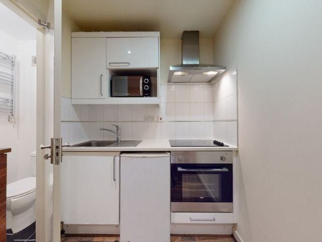 Apartment at Chatsworth Road, Greater London