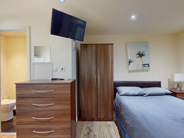 Apartment at Chatsworth Road, Greater London