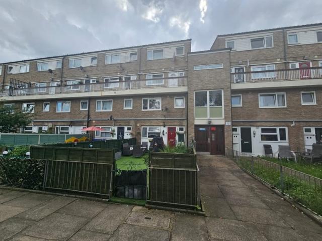 Apartment at Chatsworth Road, Greater London