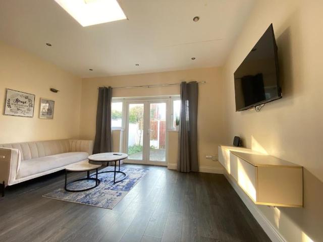 Apartment at Chatsworth Road, Greater London