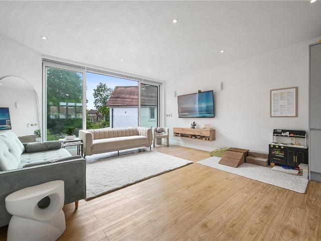 Apartment at Chatsworth Road, Greater London