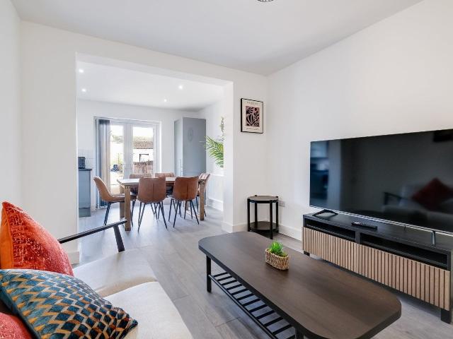 Apartment at Chaucer Avenue, Greater London