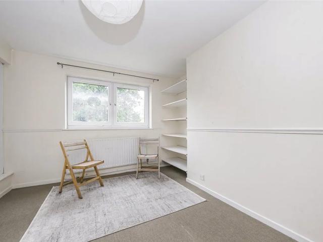 Apartment at Chelverton Road, Greater London