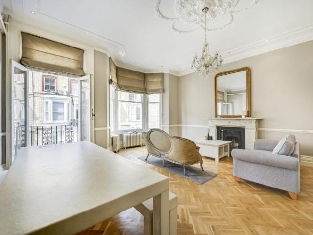 Apartment at Cheniston Gardens, Greater London