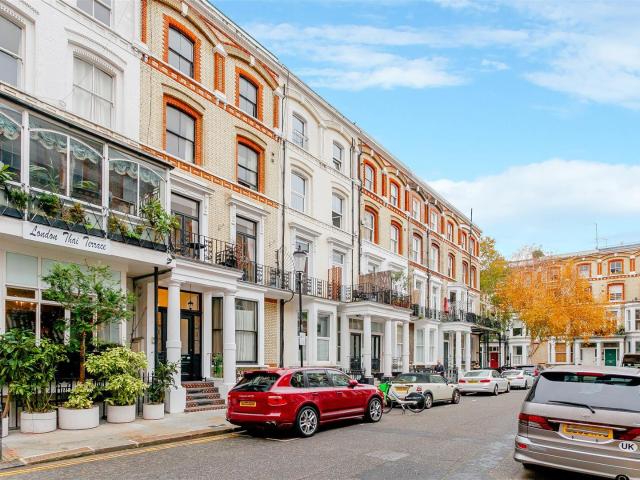 Apartment at Cheniston Gardens, Greater London