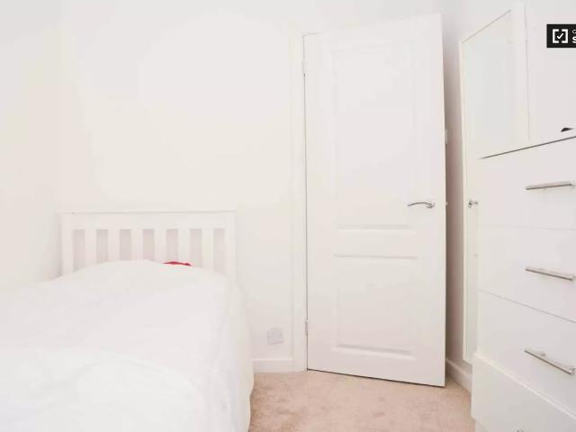 Room at Chepstow Close, Greater London
